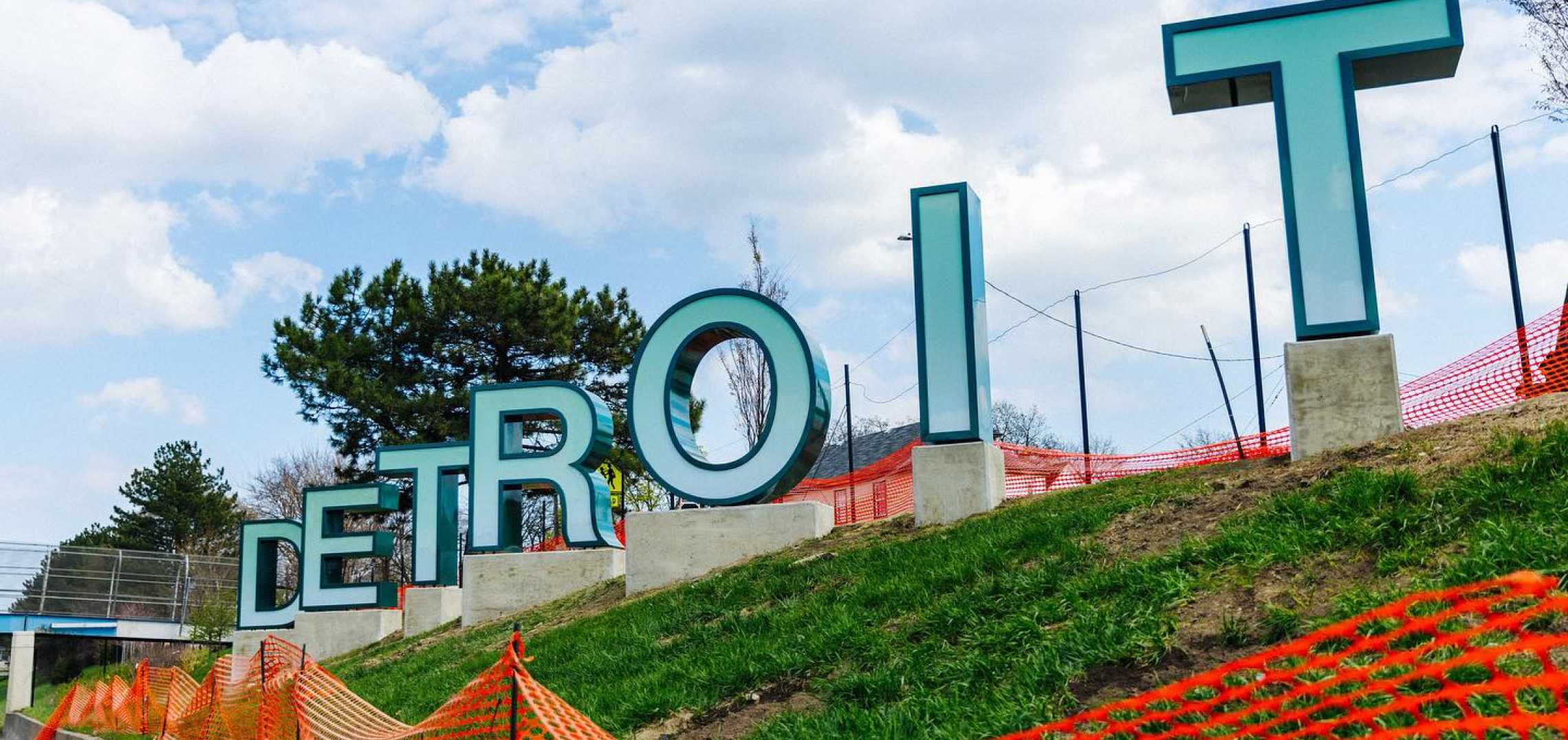 New Detroit sign debuts with criticism, traffic back-ups | Urbanize Detroit